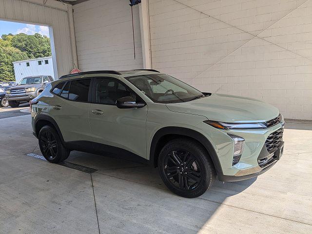 New 2025 Chevrolet Trax FWD 4dr 1RS Ratings, Pricing, Reviews & Awards