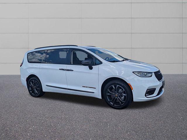 Used 2022 Chrysler Pacifica Wagon 4D Touring L Ratings, Values, Reviews ...